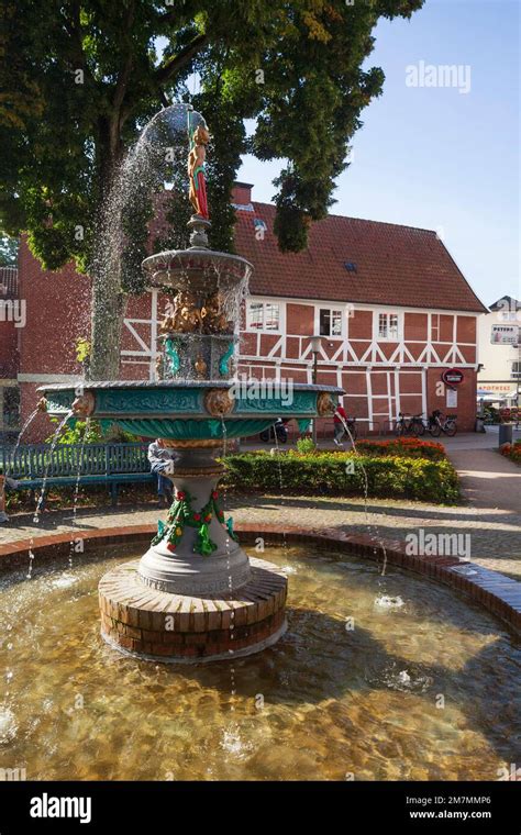 Sievers Fountain At Kaiser Wilhelm Platz In Bergedorf Hi Res Stock