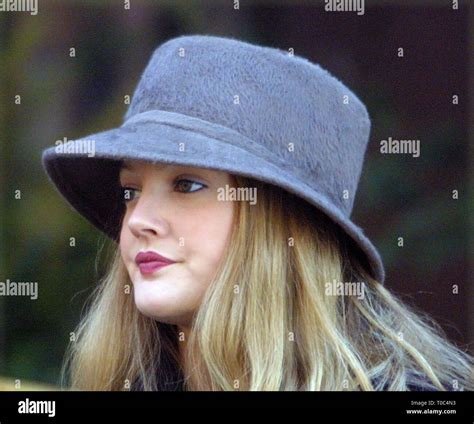 Drew Barrymore Location Filming The Movie Duplex Directed By Danny Devito In Nyc 2192002