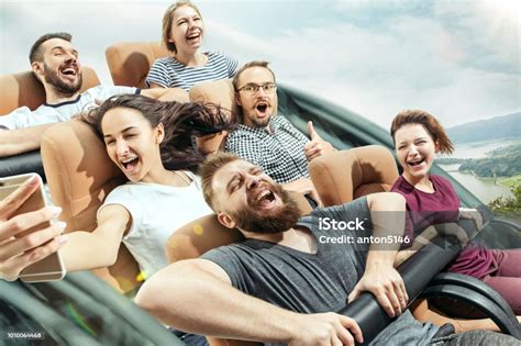 남자와 여자는 공원에 롤러 코스터에 좋은 시간을 보내고 행복 한 감정 롤러코스터에 대한 스톡 사진 및 기타 이미지 롤러코스터 타기 성인 Istock