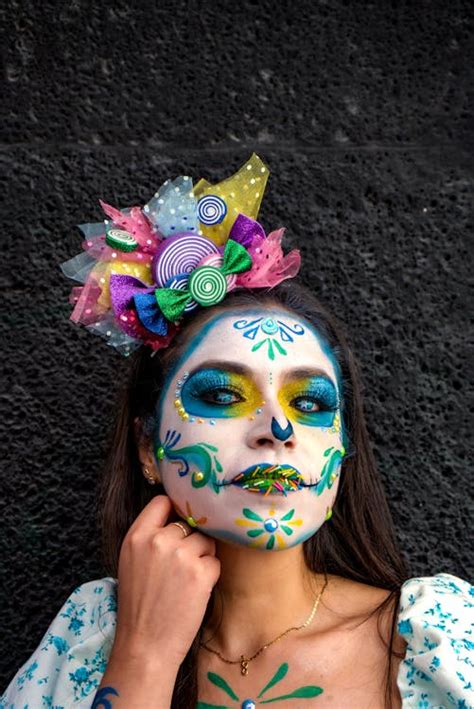 Maquillaje Vibrante De Calavera De Azúcar Para El Día De Los Muertos