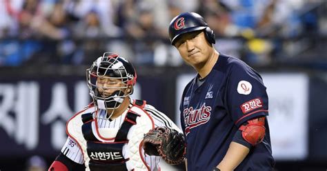 삼진으로 물러나는 이대호 사진