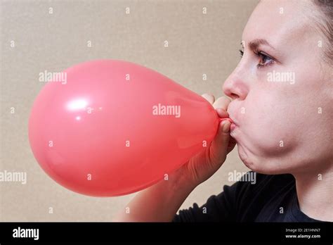 Jeune Femme Gonfler Un Ballon Rouge Le Thème Des Vacances Et Des Fêtes