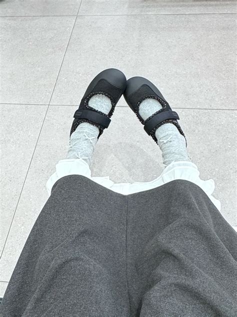 运动玛丽珍鞋的韩女穿搭