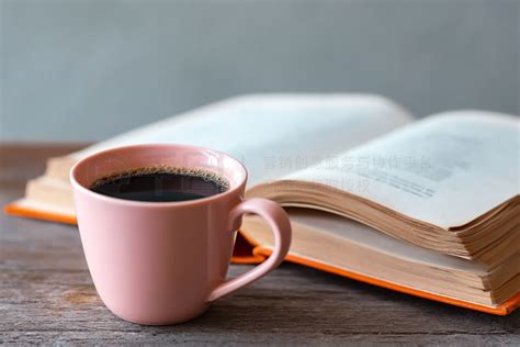 读书ai数字艺术 读书简约风格粉色咖啡杯橙色书本木桌阅读场景商业照片 Ai图片免费下载 Png格式 1344像素 编号72468636 千图网