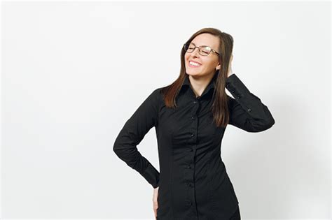 아름 다운 행복 한 백인 젊은 미소 브라운 헤어 비즈니스 여자 블랙 클래식 셔츠 스커트 흰색 바탕에 절연 유리 닫습니다 관리자 작업자 학생입니다 광고에 대 한 공간을 복사