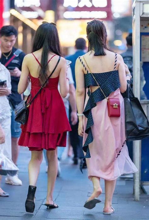 被香港女生街拍惊艳到：穿衣露肤，鞋穿低跟，减龄洋气又时髦 知乎