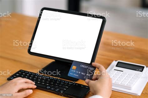 신용 카드를 들고 노트북 태블릿 빈 흰색 화면을 사용하여 여성의 손을 닫습니다 온라인 쇼핑 컨셉 Po에 대한 스톡 사진 및 기타
