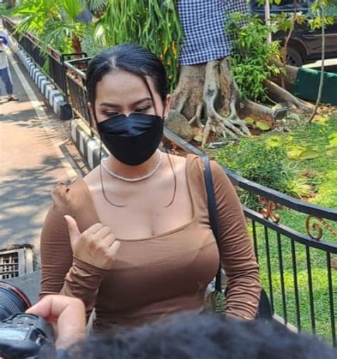 Pakai Baju Ketat Siskaeee Datangi Penyidik Polda Metro Jaya Di Kasus
