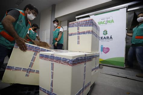 Lote 88 mil doses da vacina Pfizer contra a Covid 19 chega ao Ceará