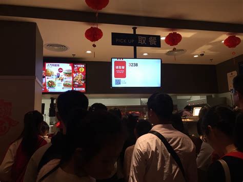 2023肯德基甜品站万宁店美食餐厅有专门的点餐区，排队的人多 【去哪儿攻略】