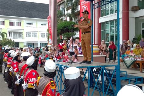 Sekdakab Mawardi Roska Lepas Peserta Pawai Alegoris ANTARA Sumbar