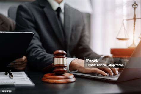 변호사 사무실 저울과 변호사가 노트북에서 일하는 정의의 망치 법률 조언 및 정의 개념 개념에 대한 스톡 사진 및 기타 이미지