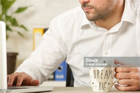 노트북 앞에서 자신의 책상에 앉아있는 잘생긴 젊은 사업가 사무실에서 평범한 하루 경영자에 대한 스톡 사진 및 기타 이미지