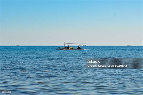 Nelayan Gunakan Perahu Sederhana Mencari Ikan Di Laut Foto Stok Unduh