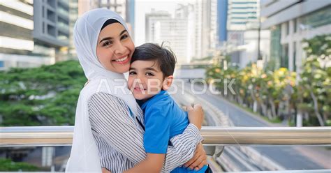 قضاء اوقات عائلية مليئة بالحب والحنان، النظر الى الكاميرا بتعابير الفرح