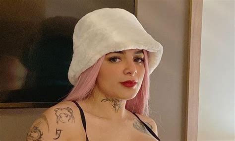 Karely Ruíz posa en 7 Eleven con lencería de cuero Fotos Fama