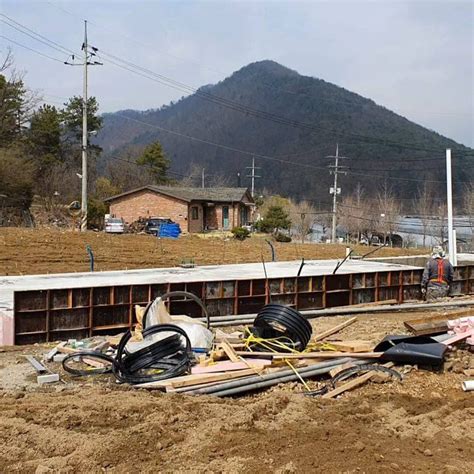 운길산 수종사 아래 물의정원 건너마을 초입에 집터를 잡고 1층 바닥콘크리트 타설한 어제 오늘 폼를 해체를한다