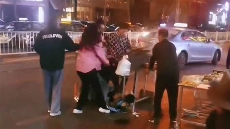 大连一烧烤摊男子被多人打倒后猛踹头部 警方：打人者已被控制凤凰网视频凤凰网