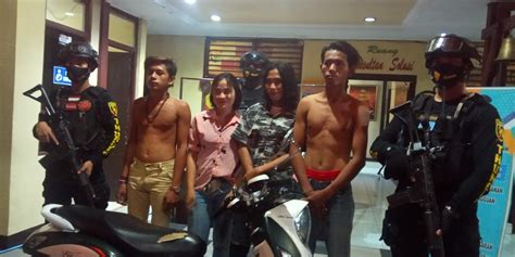 Polisi Kaget Dua Cewek Cantik Keenakan Dibonceng Pria Dalam Satu Motor Fajar