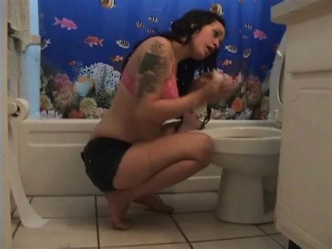 2022d Women Vomiting 437