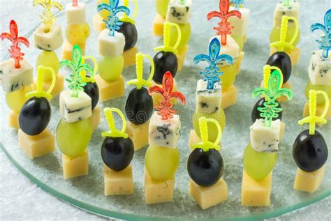 Canape Con Dos Clases De Queso Y De Uvas Imagen De Archivo Imagen De
