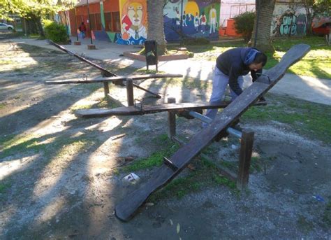 Tareas de arreglo y pintura de juegos infantiles en el Parque Cívico