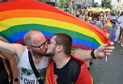 Las increíbles fotos que muestran todo el color de los desfiles del Orgullo LGTBIQ alrededor del