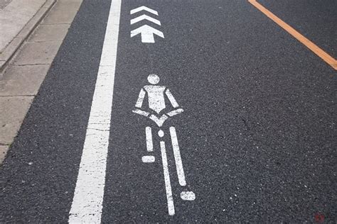 道路の白線なぜ滑る？ 雨の日に白線が滑りやすい理由とは くるまのニュース