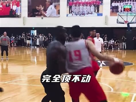 你对力量一无所知！沈梓捷背打詹姆斯完全撞不动还被无情的切球 直播吧