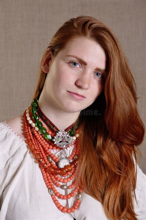 Ragazza Ucraina Con I Gioielli Tradizionali Immagine Stock Immagine