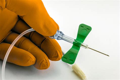 간호사 보유 바늘 나비 유형 흰색 배경 개념적 이미지에 고립 도뇨관에 대한 스톡 사진 및 기타 이미지 도뇨관 손 의사