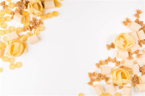 파스타 스파게티 펜 네 Fusilli 그리고 다른 사람를 포함 하 여 다른 종류의 오버 헤드 사진 장소 텍스트와 흰색 배경에