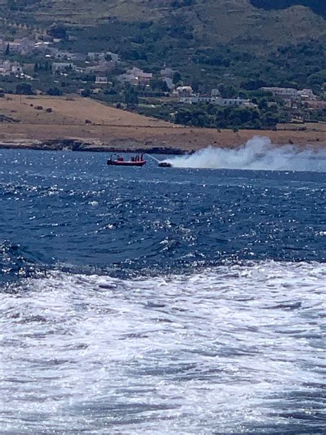Paura Per Barca A Vela A Fuoco Per Salvarsi Si Tuffano In Mare FOTO