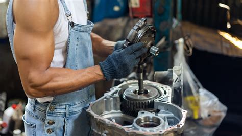 클로즈업 핸드와 스패너 큰 근육 자동차 엔진 정비사 자동차 서비스 차고에 수리 자동차 장비를 고정 25 29세에 대한 스톡 사진 및 기타 이미지 Istock