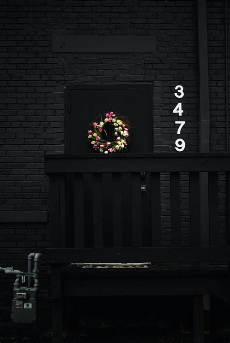 나이트 라이팅 집 밖의 거리 건물 건물 외관 건축 건축 세부 고딕 꽃 꽃 장식 꽃 화환 도시 도시 건축 도시 풍경 도시의 러스틱 매력적인