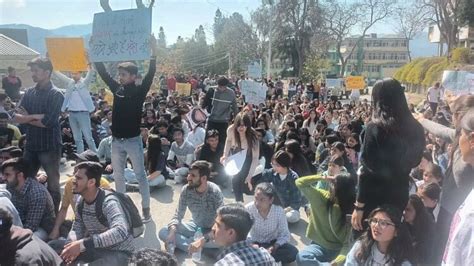 Solan News Nauni University Jaundice Outbreak Students Stages Protest