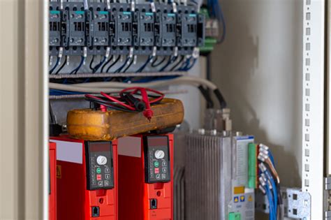산업 안전 개념 Ppe 전문 작업자 또는 전기에 대 한 작업 전기 드릴 Hardhat 장갑 및 투명도 안경 도구 상자에 넣어