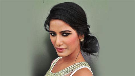 Poonam Pandey 32 Dies Due To Cervical Cancer Says Post