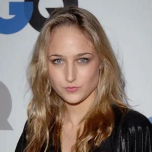 Голая Лили Собески Слив фото засветы груди в кино