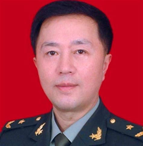 秦卫江：东部战区原陆军司令员，自己和弟弟是中将，父亲是上将部队考核秦基伟