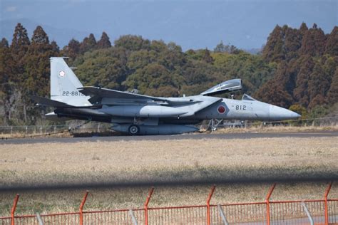 自卫队一战机“紧急起飞”时冲出跑道未能升空，画面曝光