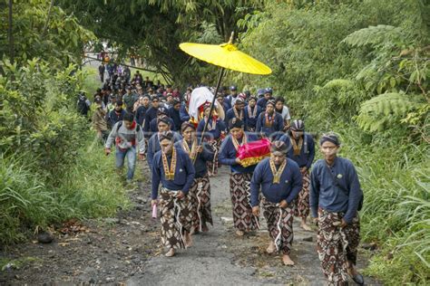 Labuhan Ageng Gunung Merapi Antara Foto