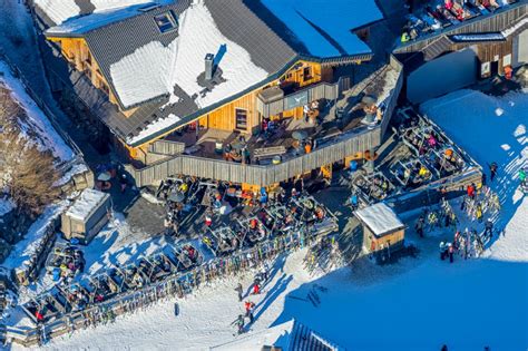 Luftaufnahme Winterberg Winterluftbild Tische und Sitzbänke der