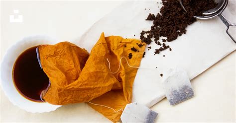 흰색 세라믹 접시에 검은 둥근 과일 사진 Unsplash의 무료 갈색 이미지