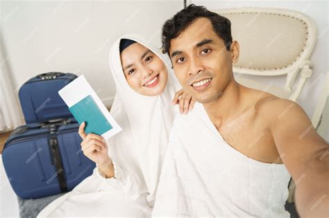 Premium Photo Beautiful Muslim Couple Hajj And Umrah