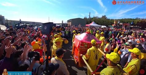 媽媽抱孩跪地求賜福！白沙屯媽祖趕路「突然停駕」下秒惹哭大票網