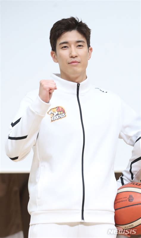 불륜의혹 강경준 유부녀에 안고싶네·사랑해