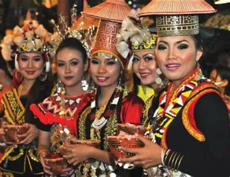 Keunikan Pakaian Adat Kalimantan Barat Beserta Aksesoris Dan Maknanya