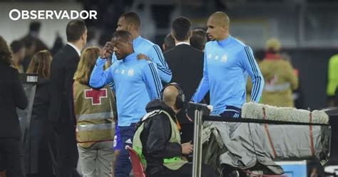 Adeptos Do Marselha Invadem Campo E Agridem Os Próprios Jogadores Em
