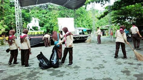 Aksi Bersih Lingkungan Pramuka Peduli Kwarcab Bantul Di Goa Selarong Pramuka DIY